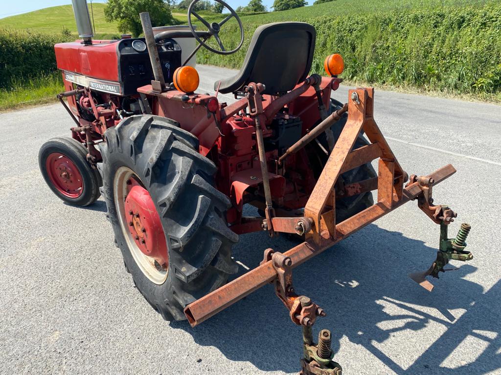 International 274 Vintage row crop tractor 1592hrs – Estrada Exports